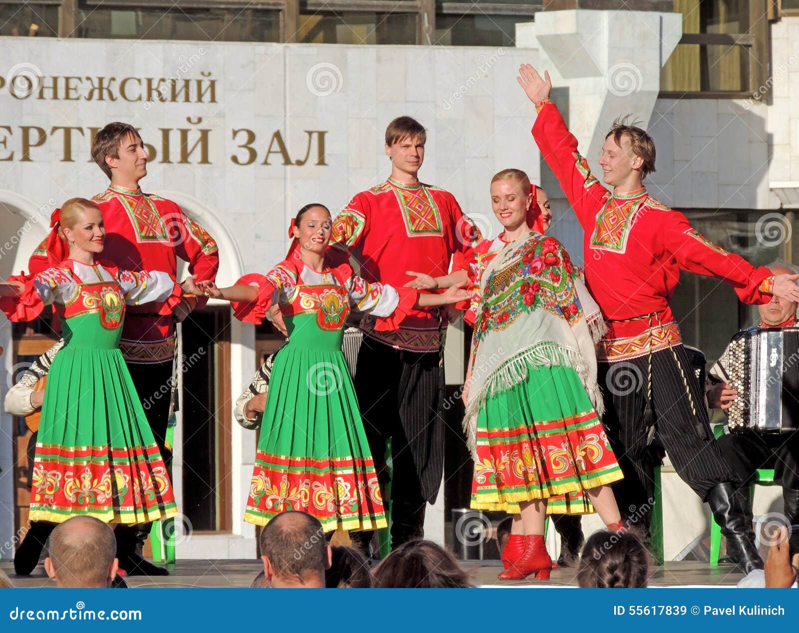 Russian folk dance editorial stock image. Image of spectator - 55617839