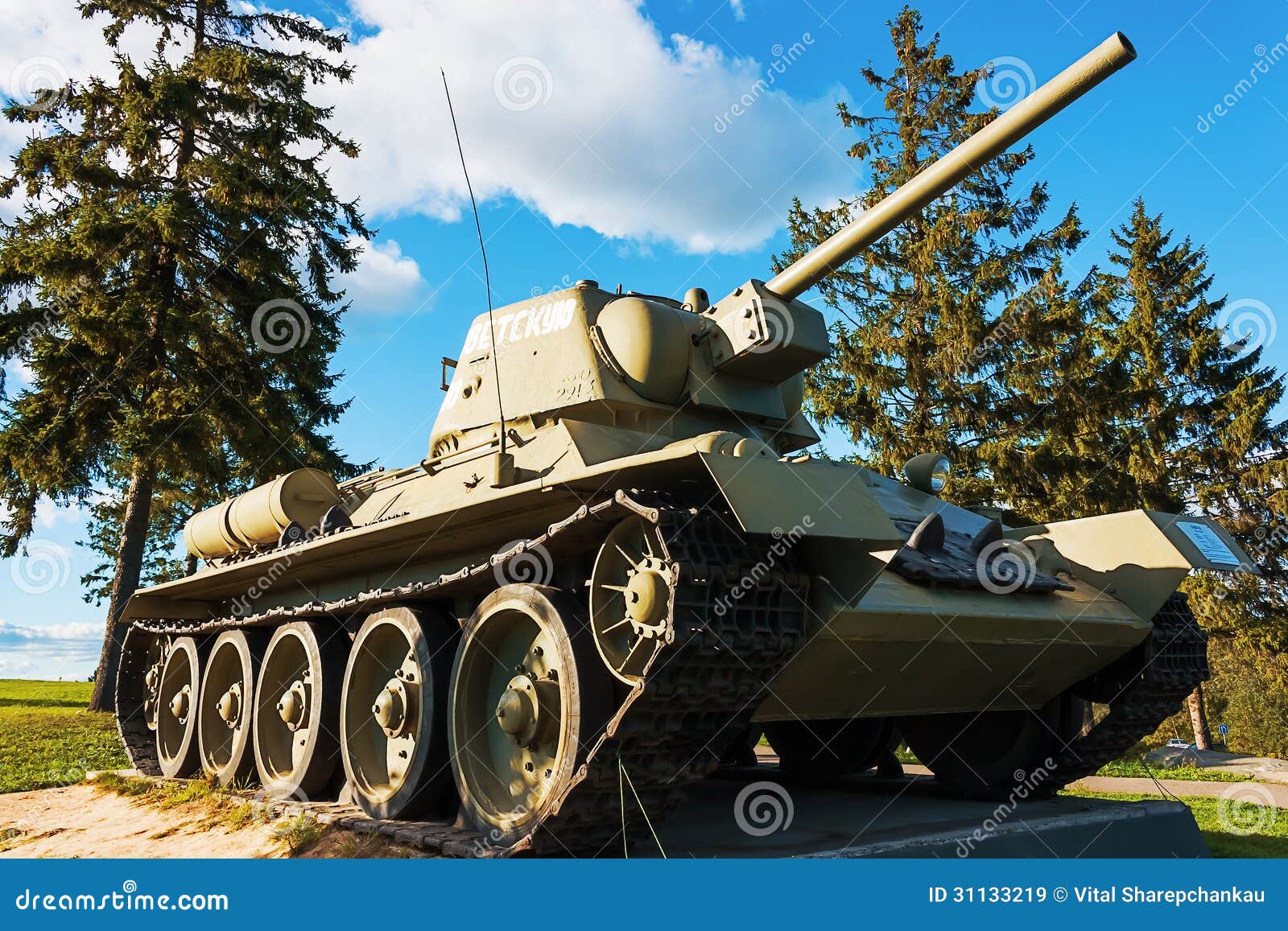 Russian tank T-34-76. editorial stock image. Image of green - 31133219