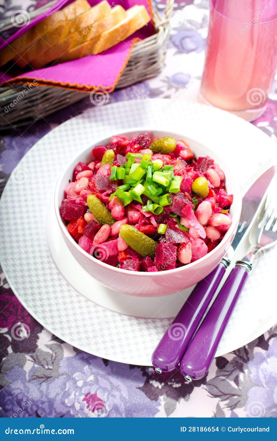 Russischer Salat stockfoto. Bild von dill, vegetarier - 28186654