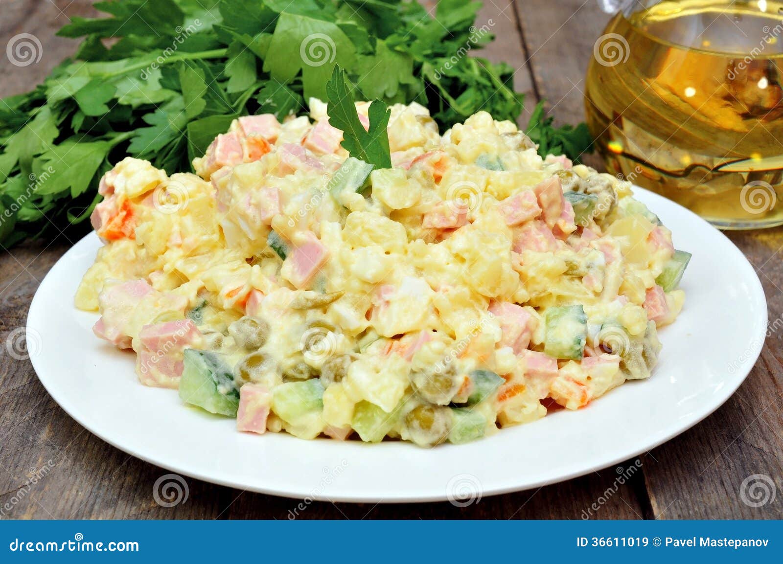 Russischer Salat (Olivier) stockbild. Bild von mayonnaise - 36611019