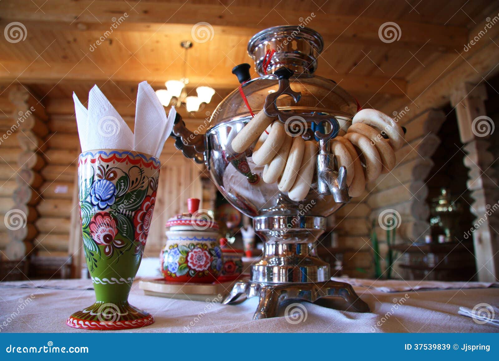 Russischer Tee, Der Mit Samowar Und Brötchen Trinkt Stockbild - Bild ...