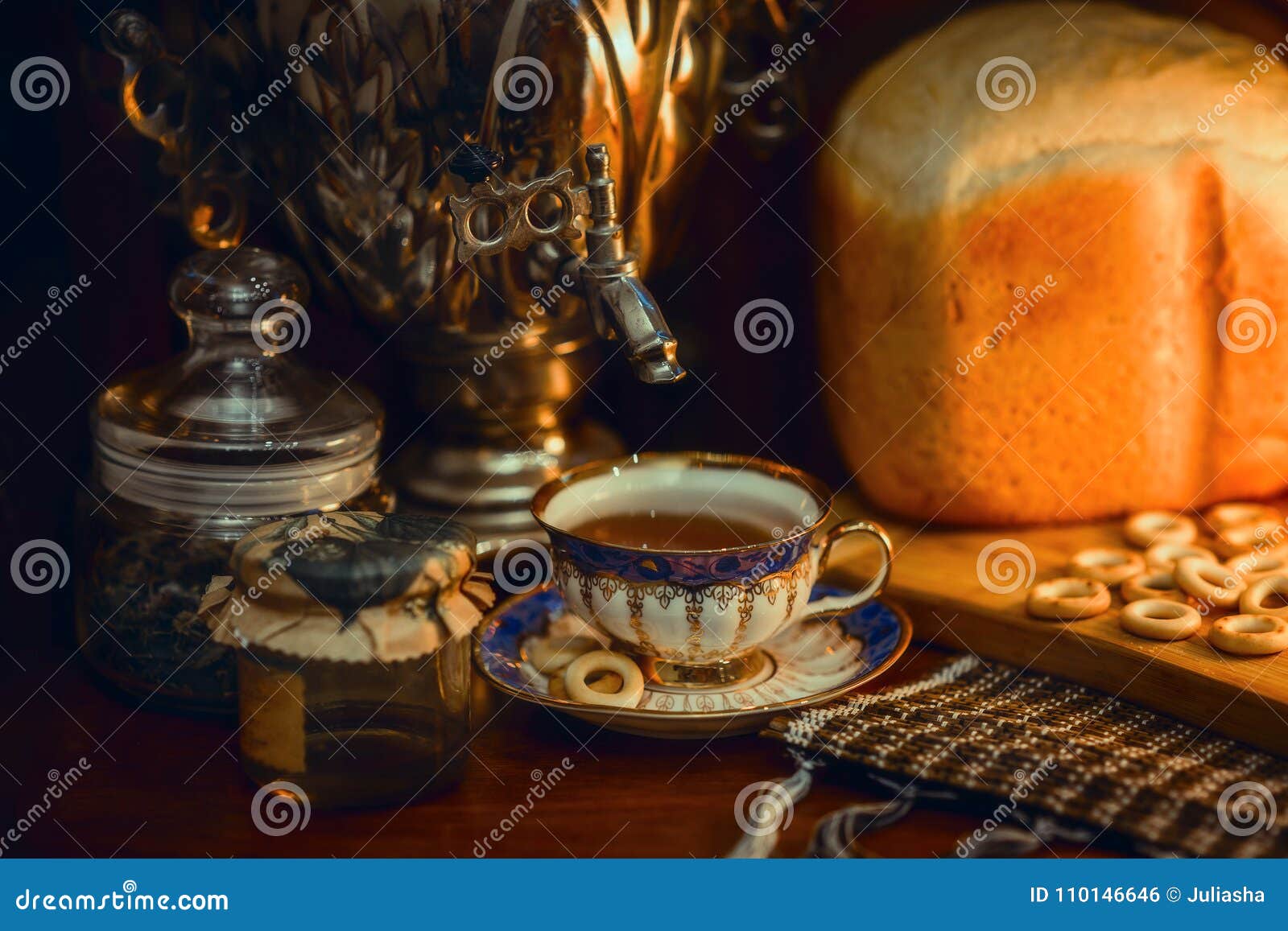 Russischer Traditioneller Tee Mit Samowar Stockfoto - Bild von leinen ...