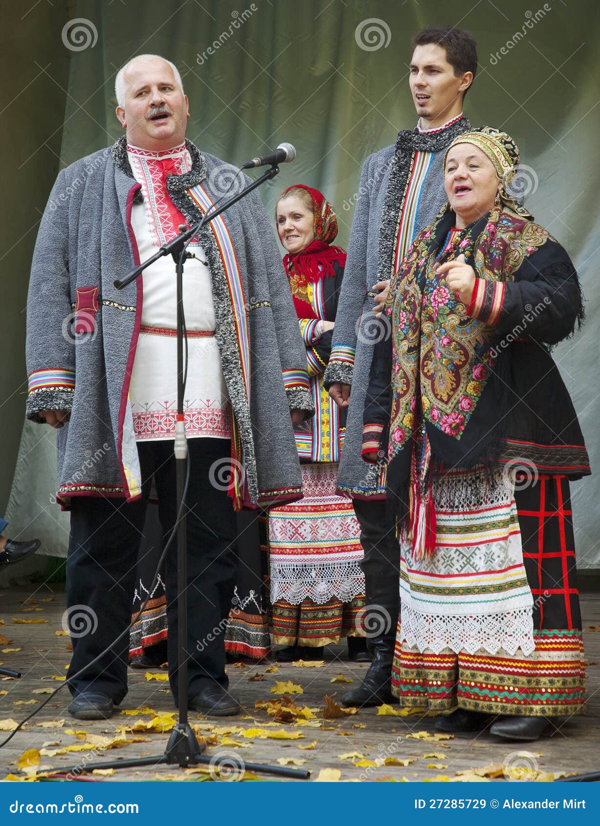 Russisches Ansamble Volkslenok Redaktionelles Stockbild - Bild von mann ...
