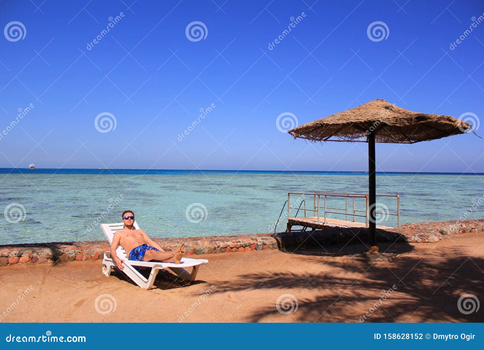 Rust Man Op Het Strand Met Een Ongekend Uitzicht Op Zee Stock Foto ...