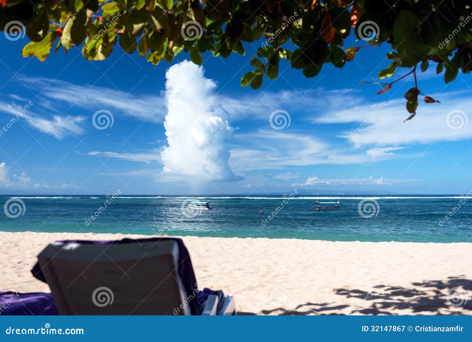 Rust Op De Zonnige Stranden Van Bali Stock Afbeelding - Image of zand ...