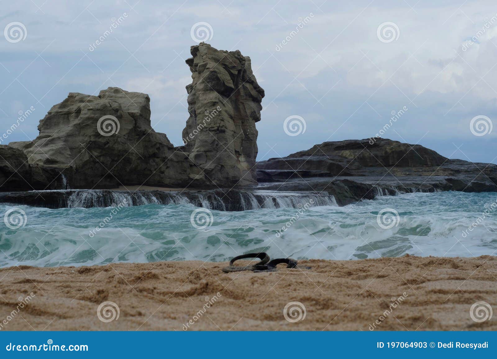 Rust op het strand stock afbeelding. Image of nave, golf - 197064903