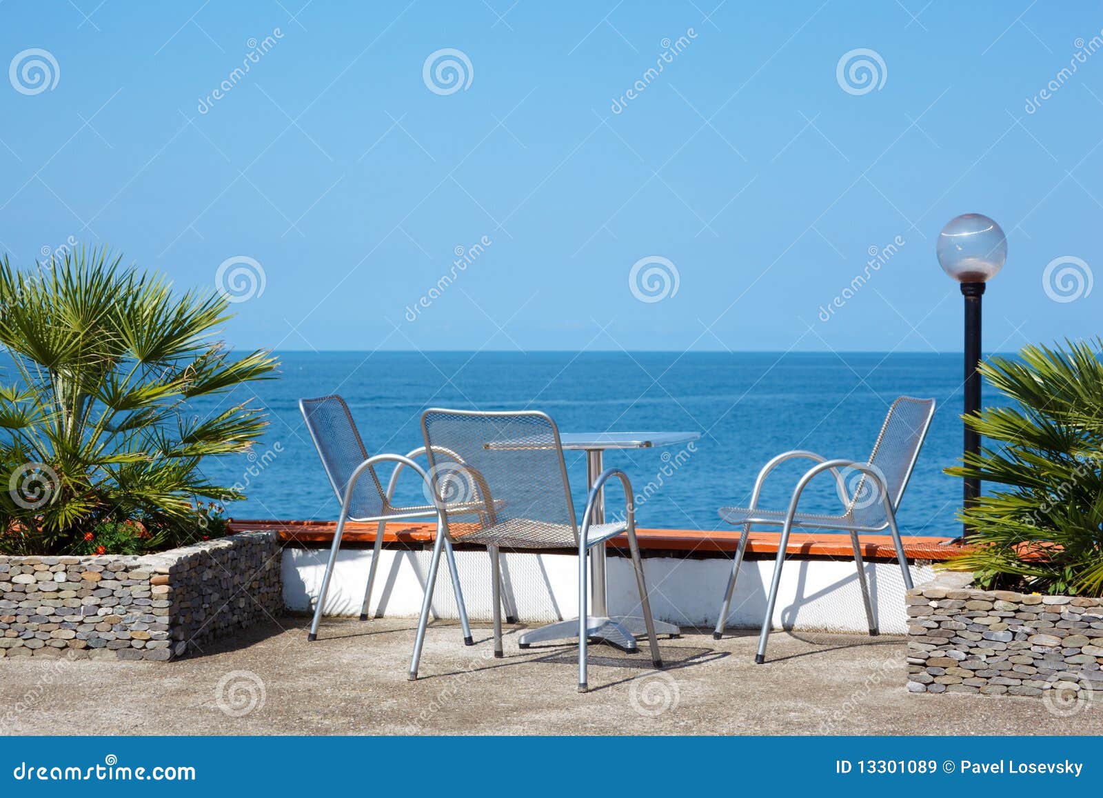 Rust Op Kust. Lijst En Stoelen Op Strand Stock Afbeelding - Image of ...
