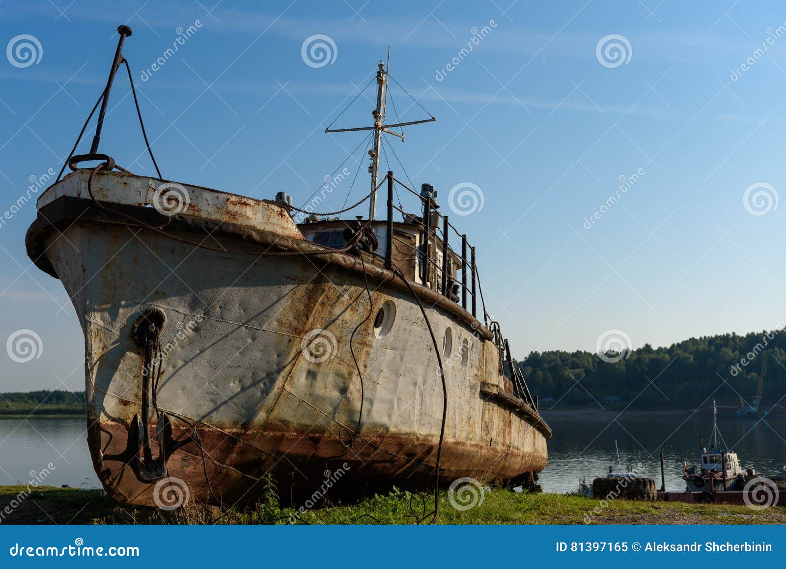 Rust tugboat on the beach stock image. Image of beach - 81397165