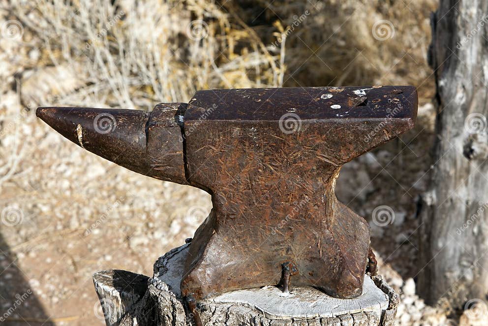 Rusted old iron anvil stock photo. Image of type, wood - 15511936