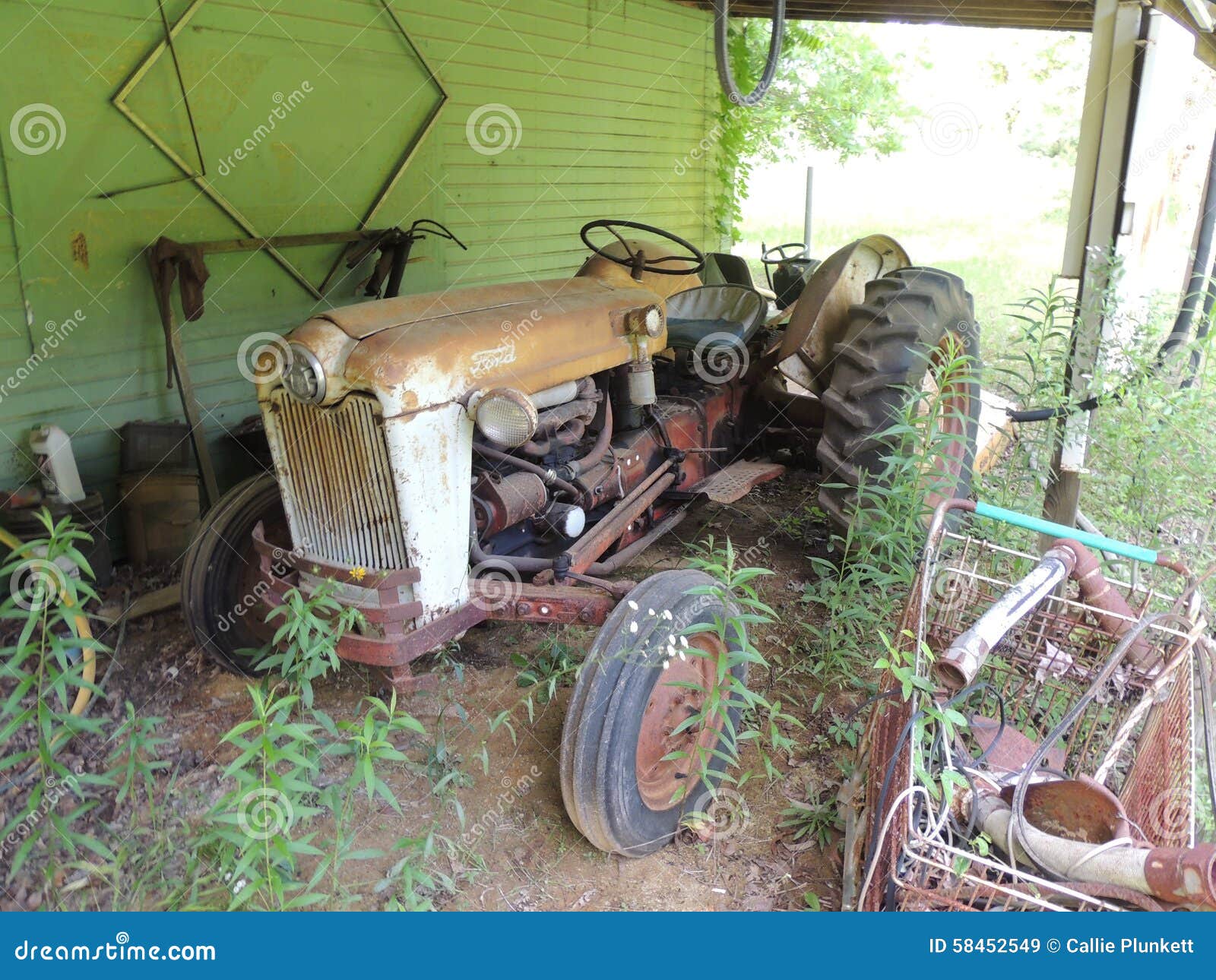 Rusted old tractor editorial stock image. Image of country - 58452549
