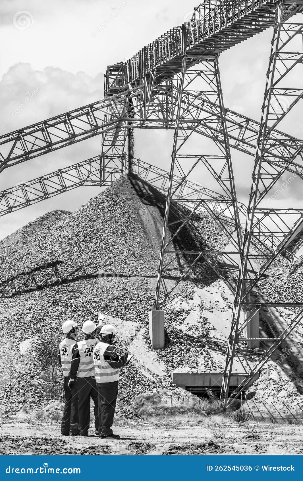 Conveyor Belt Transporting Platinum Ore for Processing with Mini ...