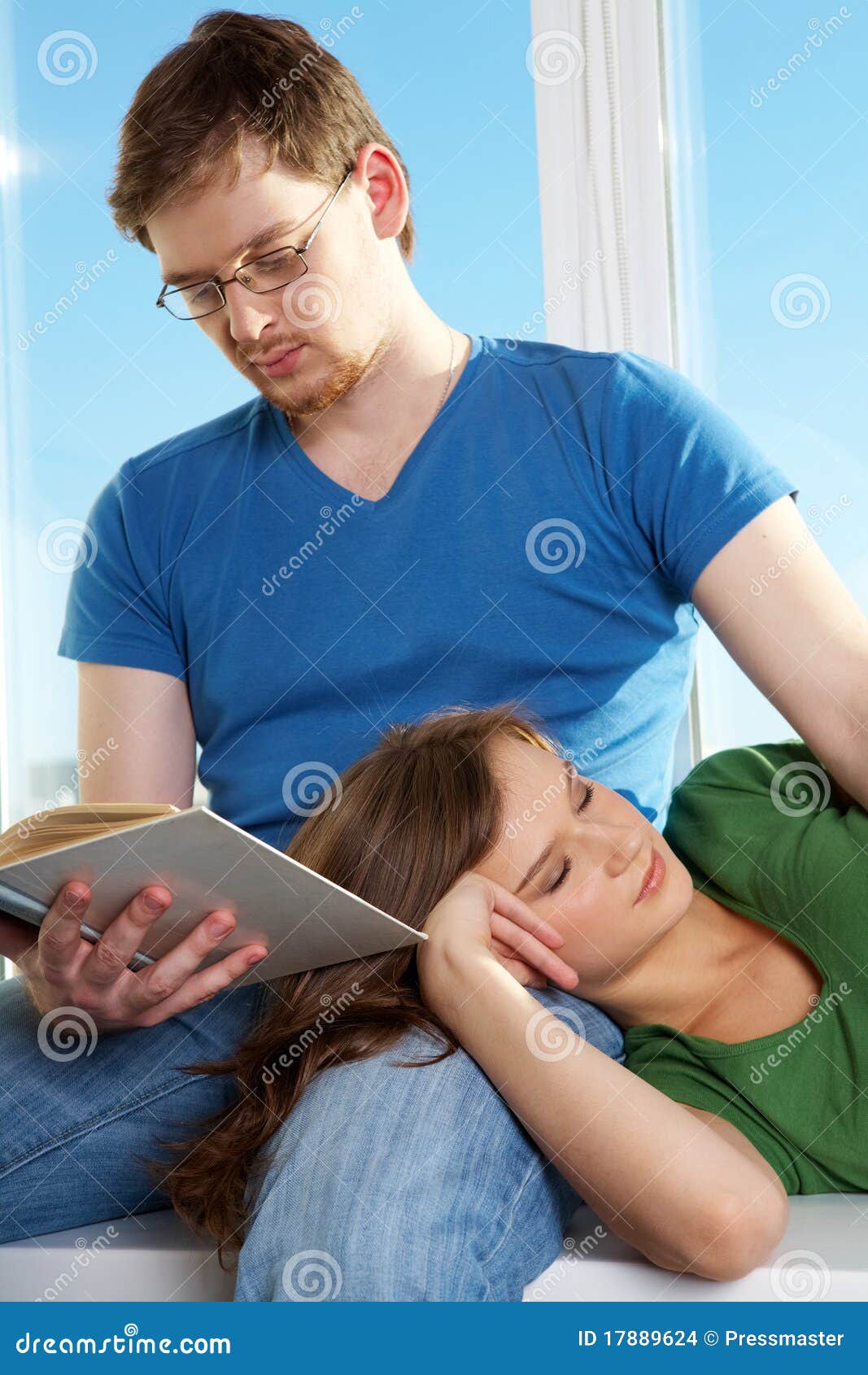 Rustende mensen stock foto. Image of lezing, hartelijk - 17889624