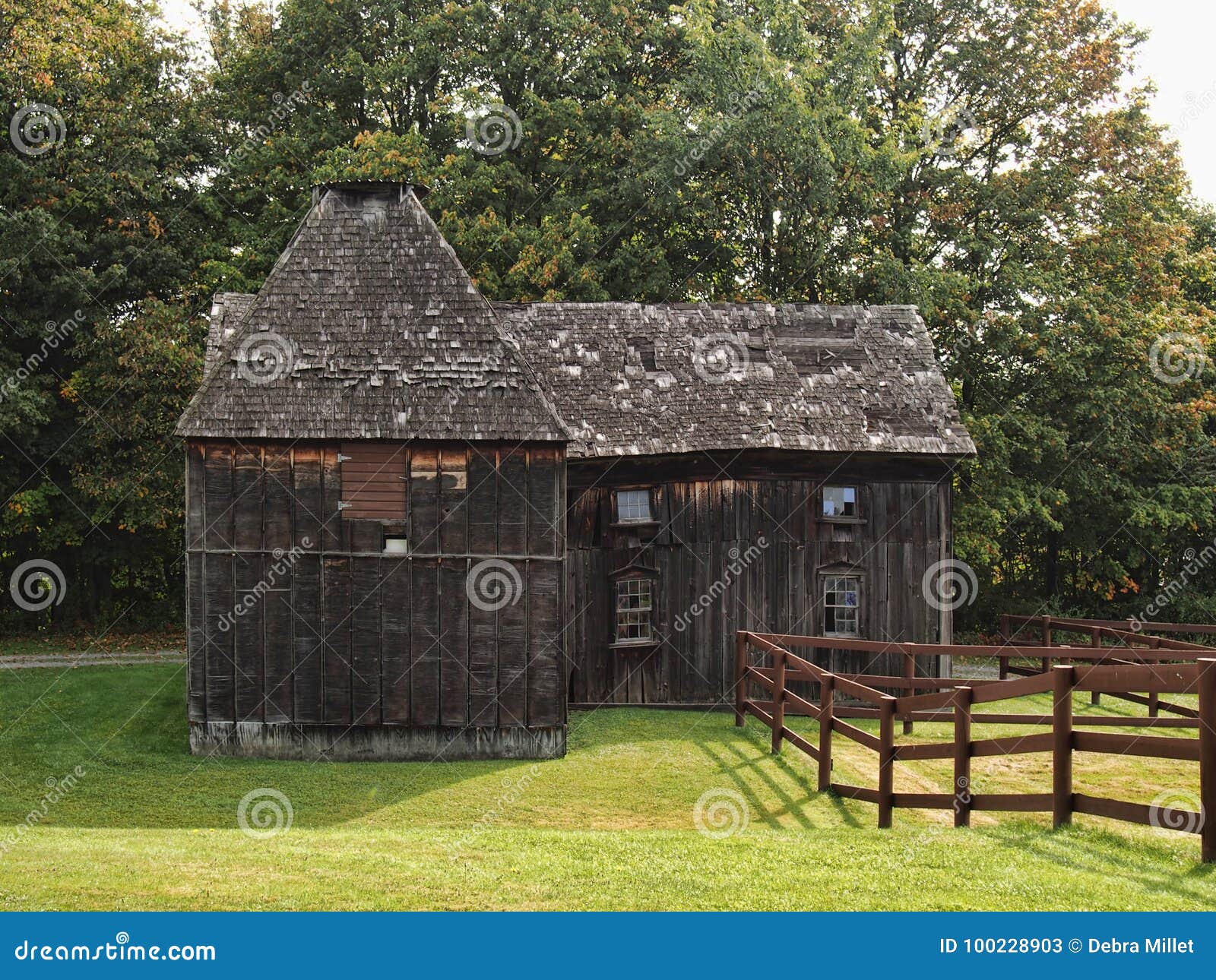 Rustic barn stock image. Image of summer, farm, falling - 100228903