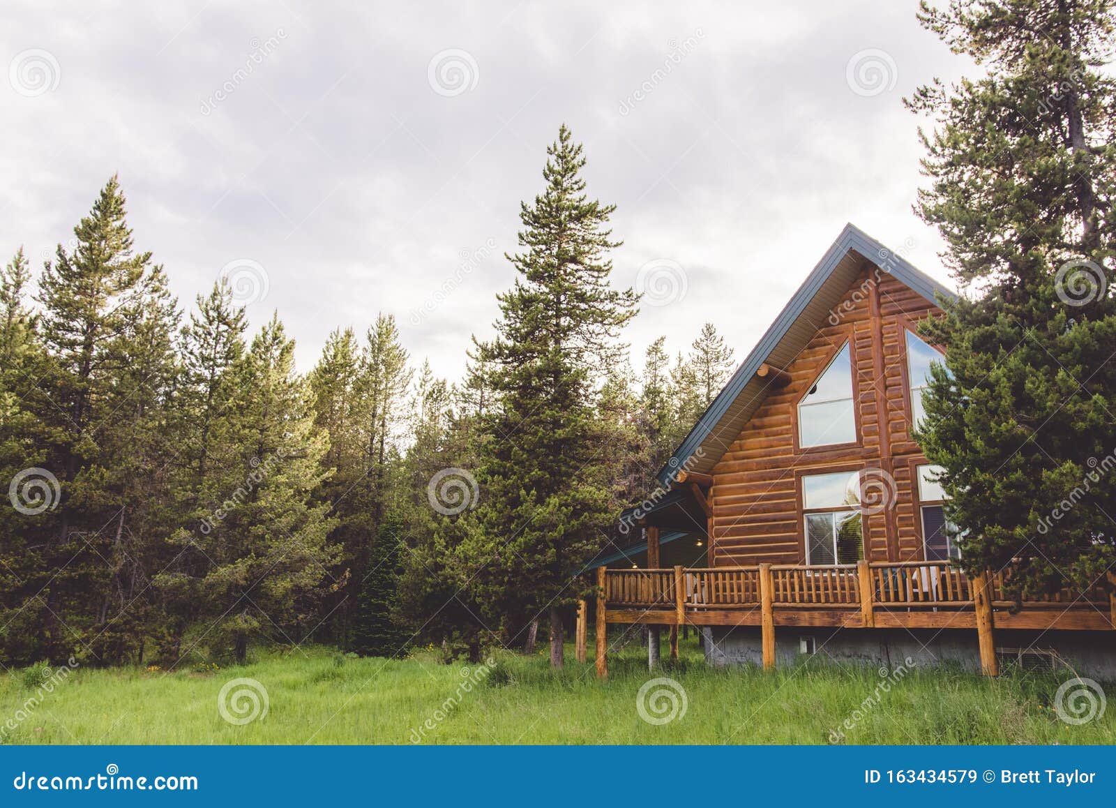 Rustic mountain log cabin stock image. Image of exterior - 163434579