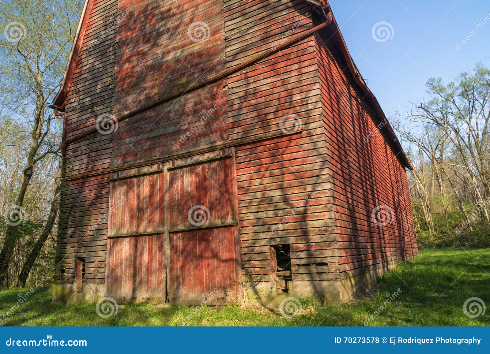 Rustic red barn. stock photo. Image of architecture, oglesby - 70273578
