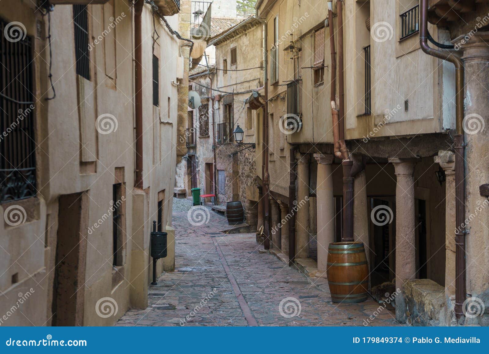 Rustic Street Art Alleyway In Uzupio, A District In Vilnius, Lithuania ...