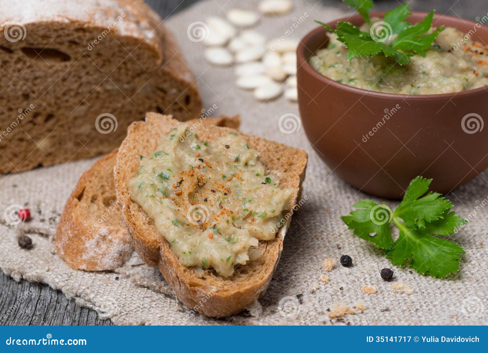 Rustiek Brood Met Boonpastei Stock Afbeelding - Image of versier ...