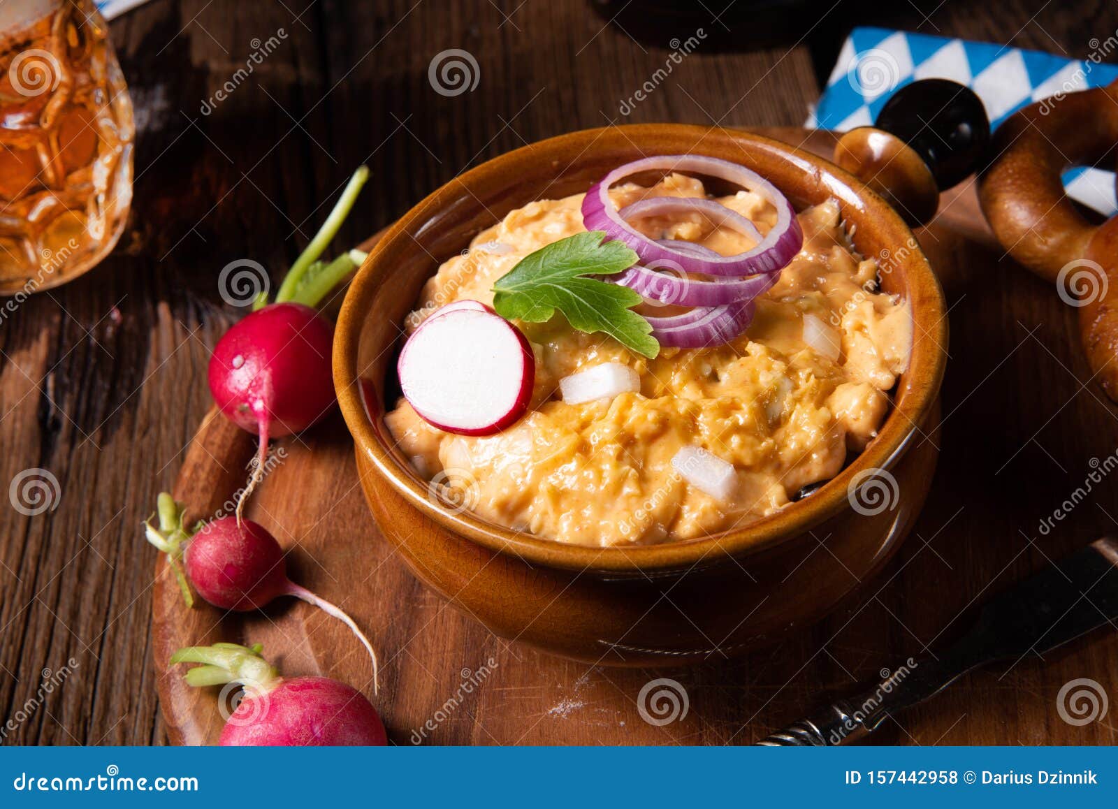 Rustikale Bayerische Obazda Mit Radieschen Und Zwiebeln Stockfoto ...