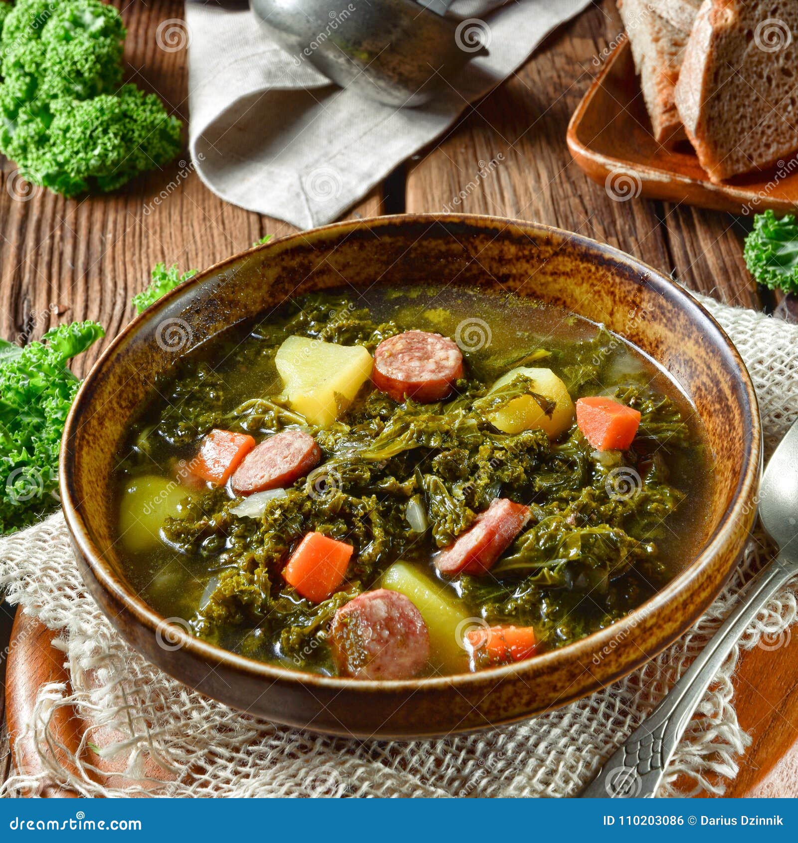 Rustikale Kohlsuppe Mit Fleisch Und Wurst Stockfoto - Bild von kraut ...