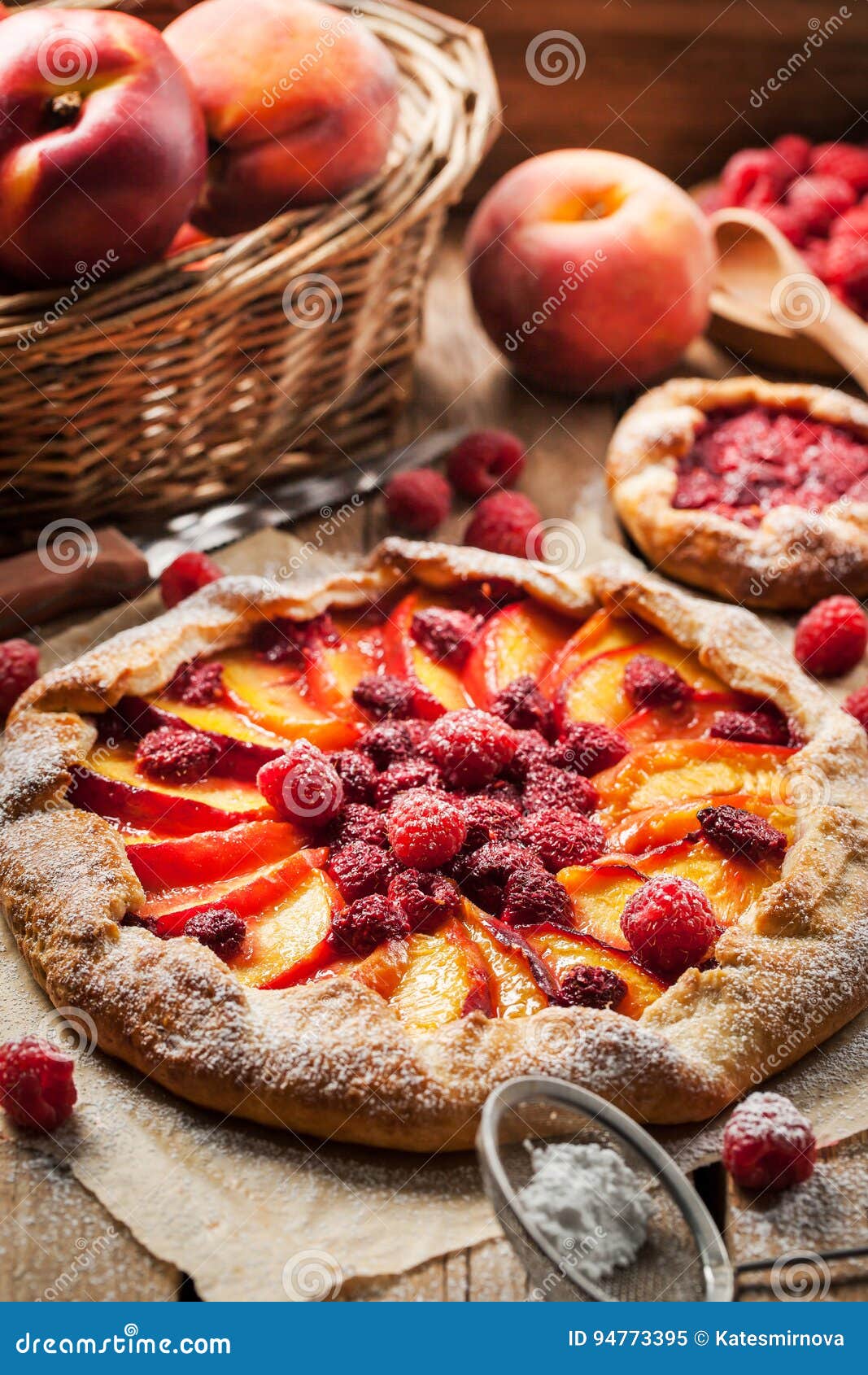 Rustikale Offene Torte Mit Pfirsich Und Himbeere Stockbild - Bild von ...