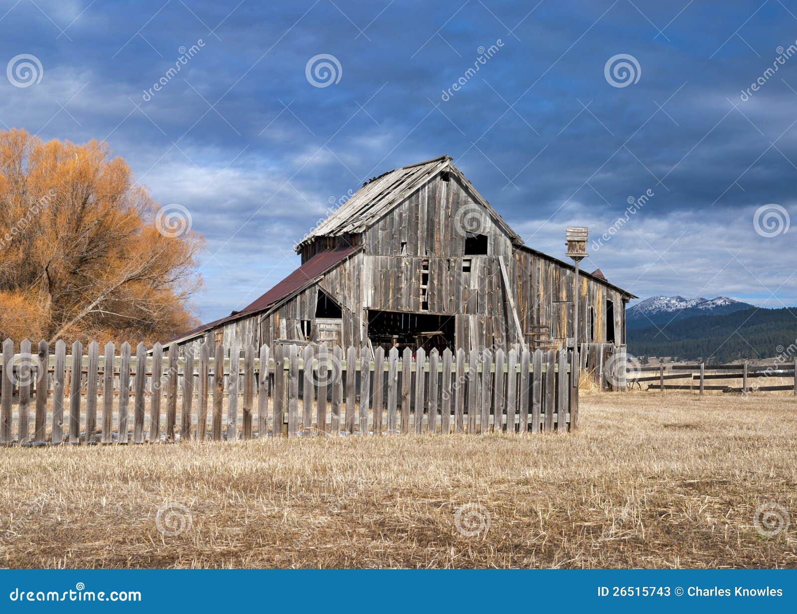 Rustikaler Stall-und Pfosten-Zaun Mit Birdhouse Stockbild - Bild von ...