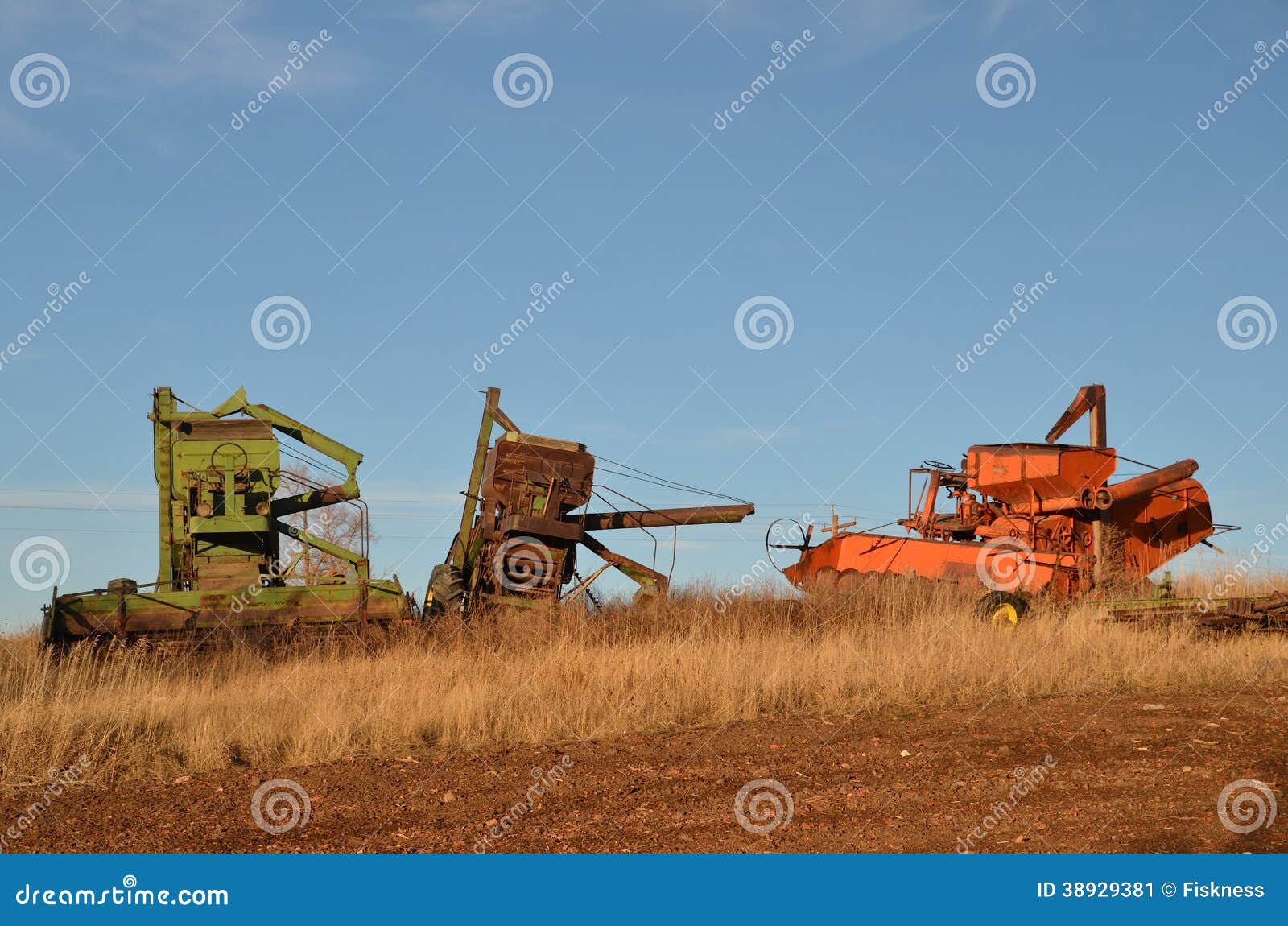 Rusty Antique Combine imagen de archivo. Imagen de retro - 38929381