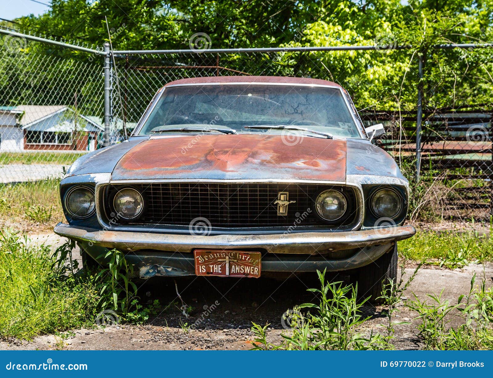 Rusty Blue Mustang redactionele fotografie. Image of wrak - 69770022