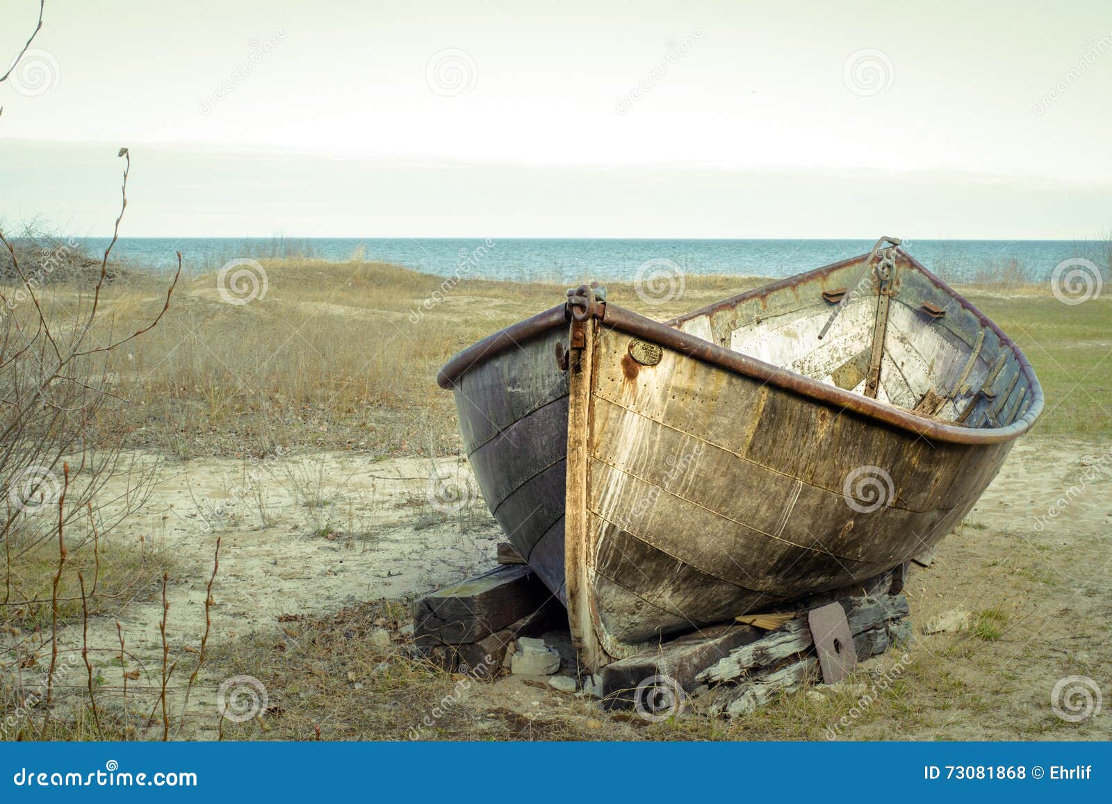 Rusty Boat on the Shore photo stock. Image du antiquité - 73081868