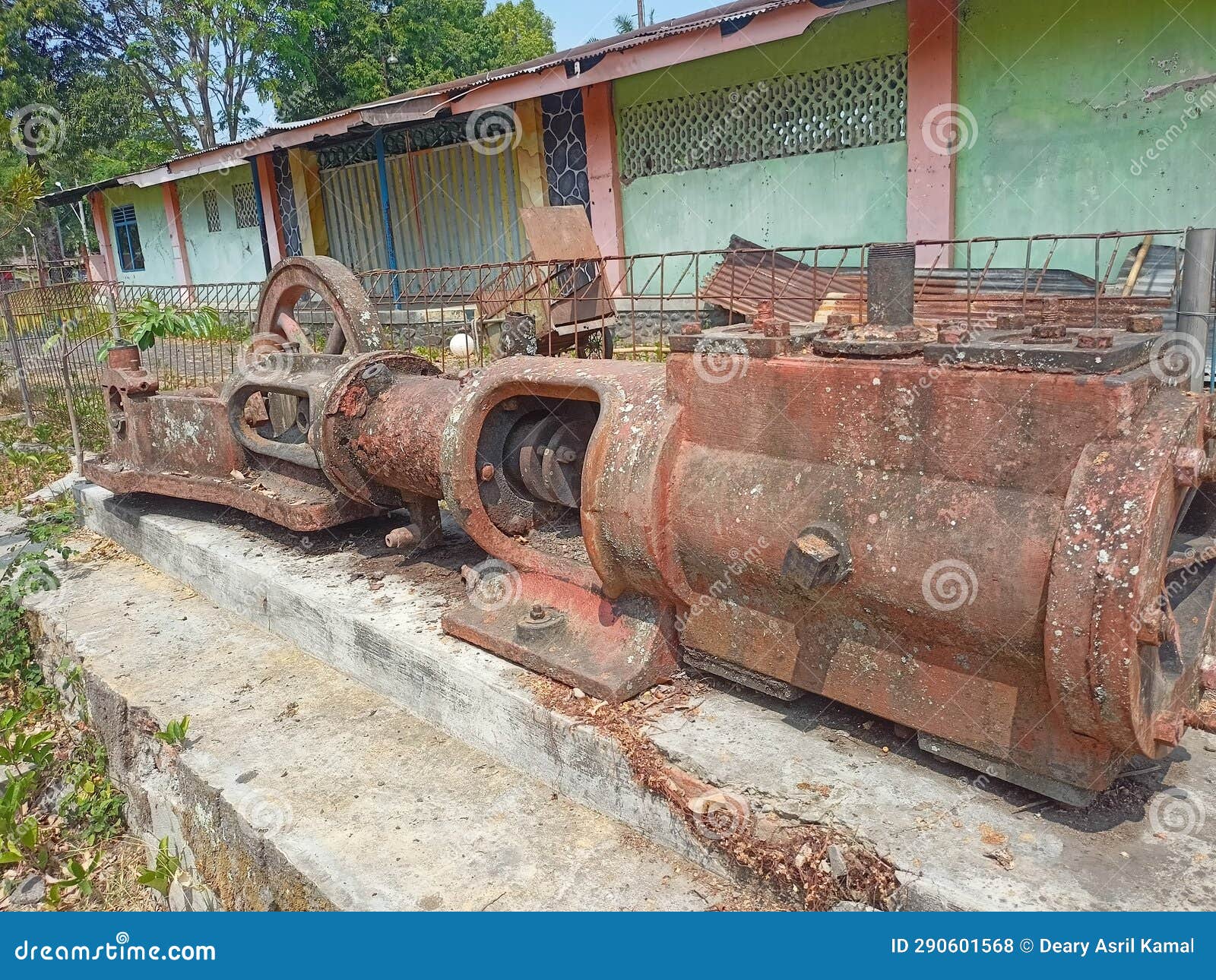 Old Rusty Engine In An Abandoned Industrial Building Editorial Image ...