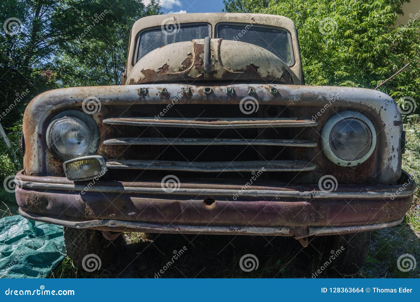 Rusty car front view editorial stock image. Image of discovery - 128363664