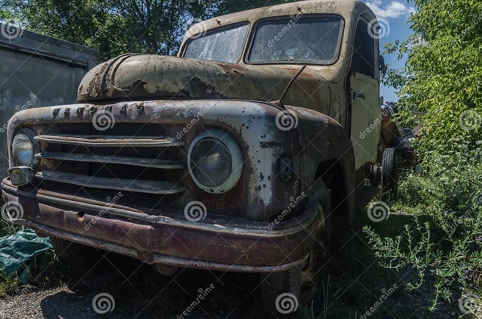 Rusty car side and front editorial photography. Image of places - 128363742