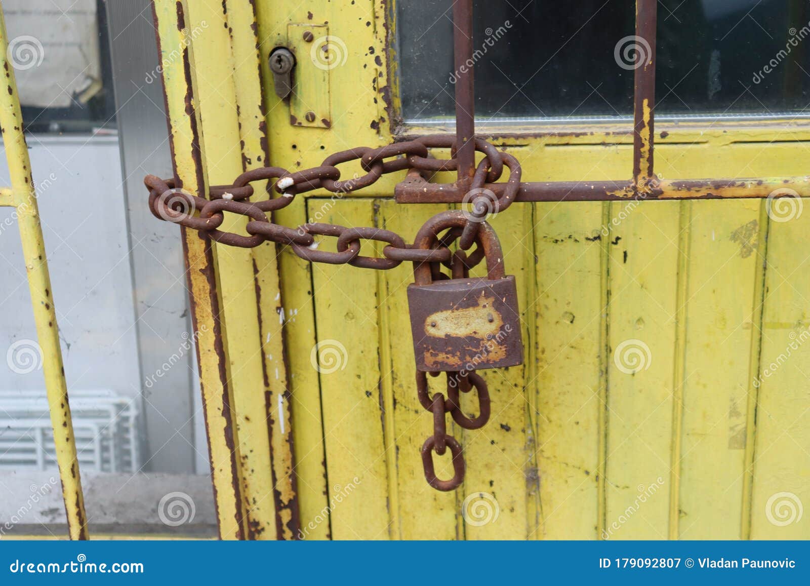 Rusty chain and lock stock image. Image of objects, chain - 179092807
