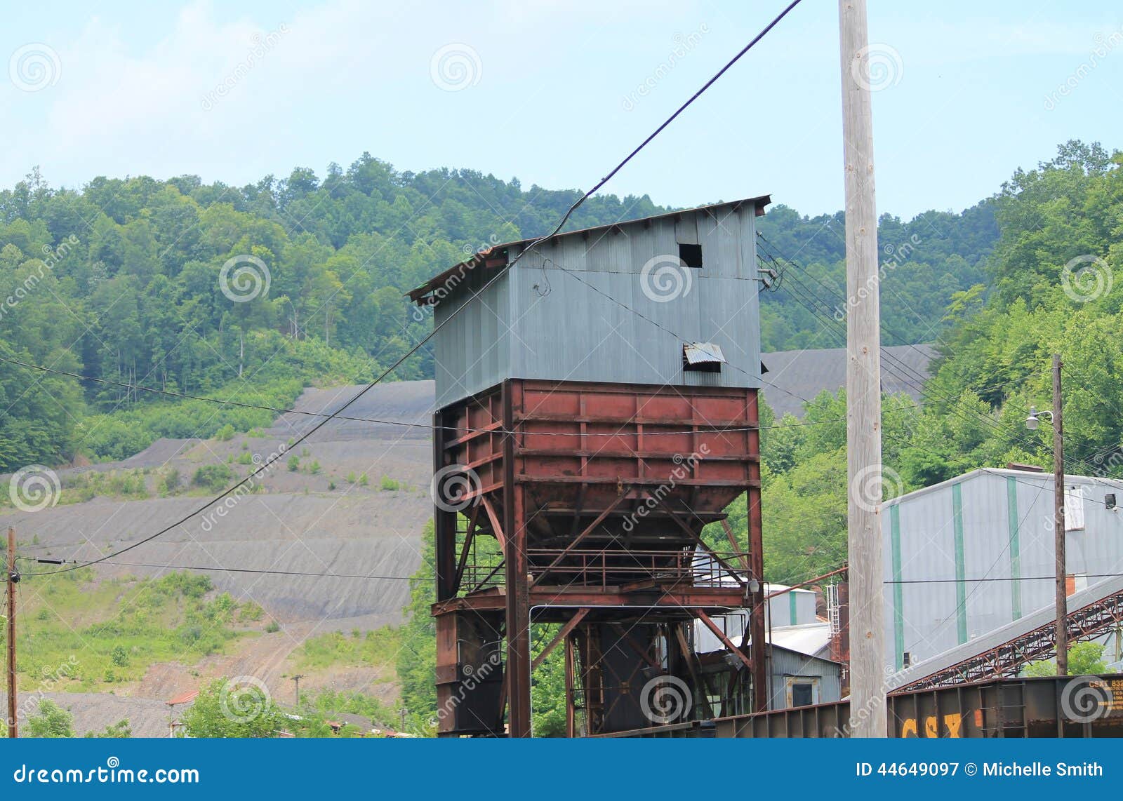 Rusty Coal Tipple redaktionell arkivbild. Bild av transport - 44649097