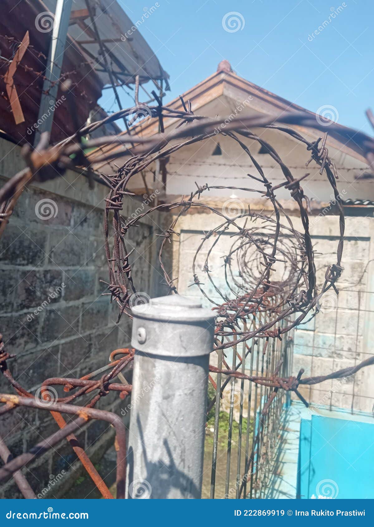 Rusty fence wire stock image. Image of kawat, wire, berkarat - 222869919