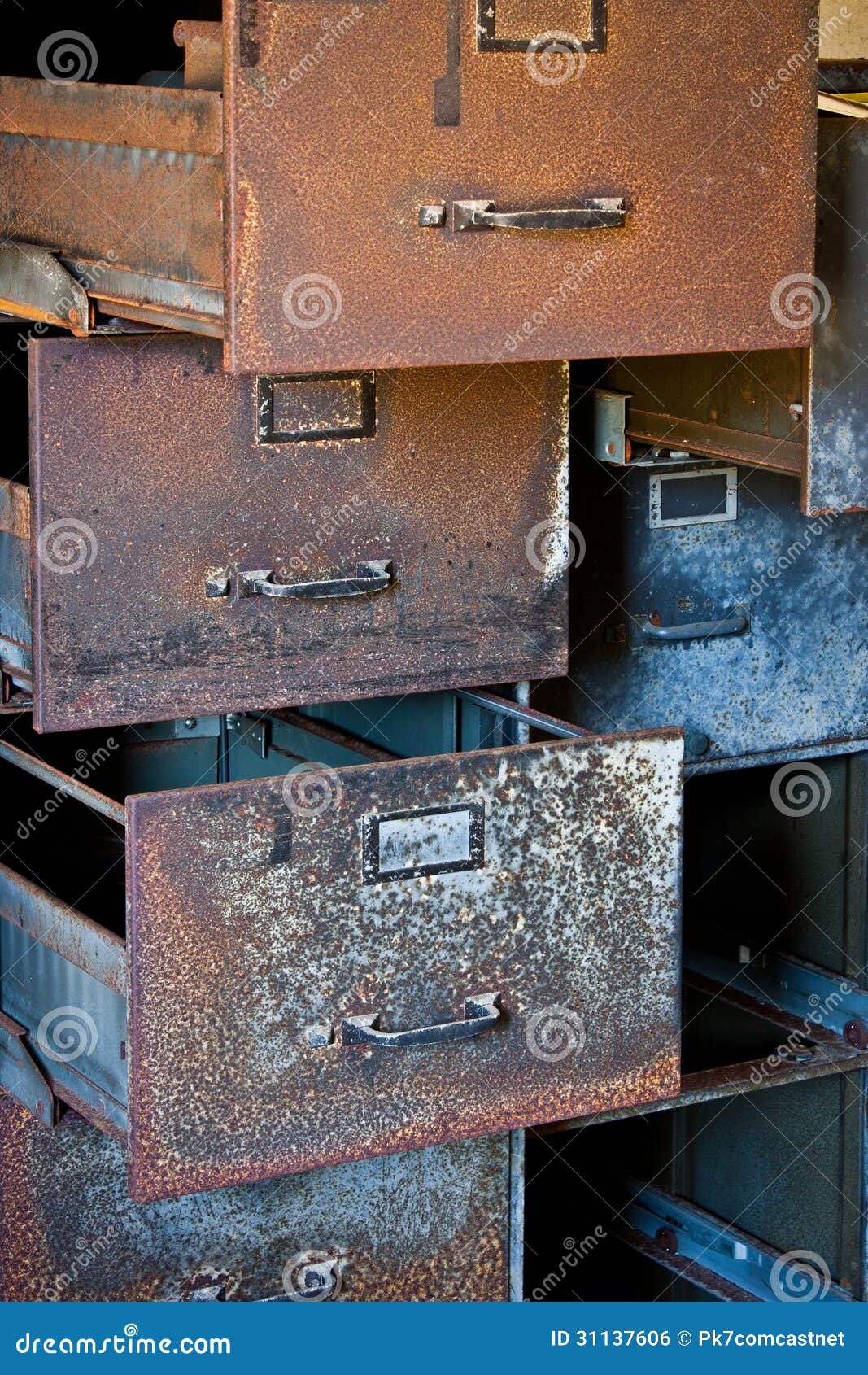 Rusty Filing Cabinets photo stock. Image du désuet, camelote - 31137606