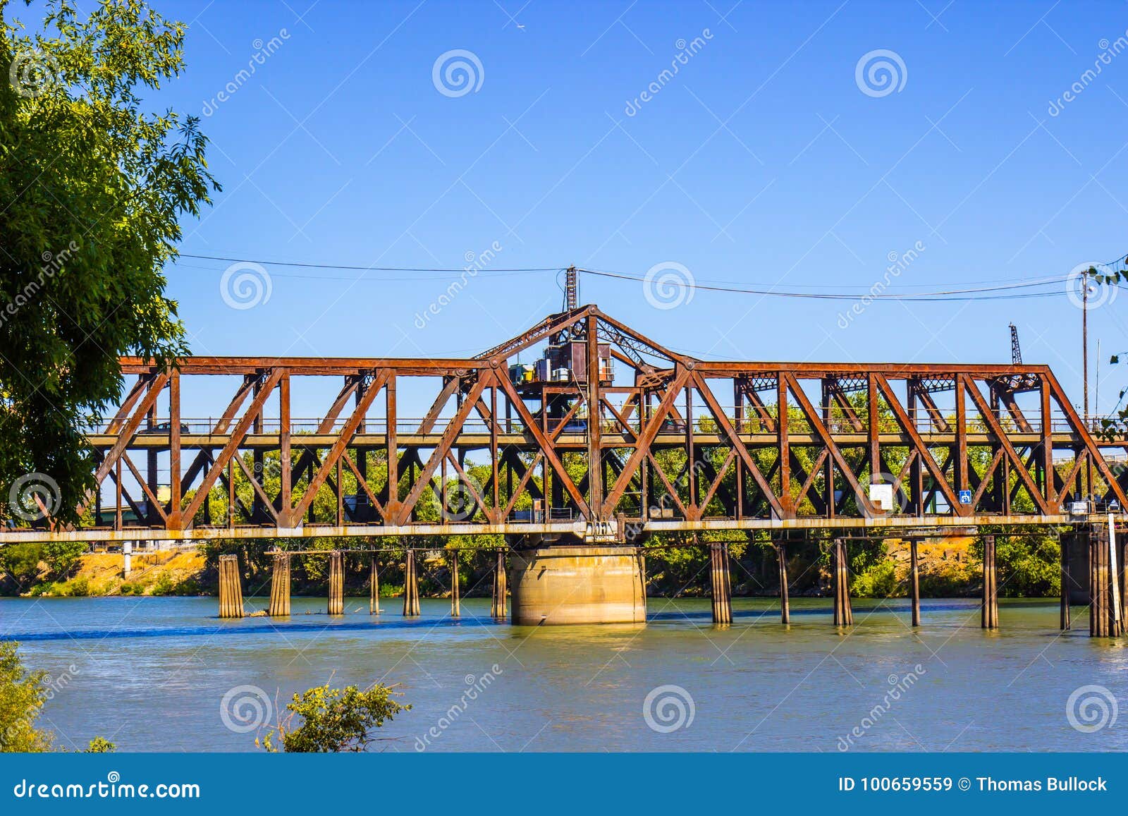 Rusty Iron Bridge with Two-Niveaus Stock Afbeelding - Image of lidmaten ...