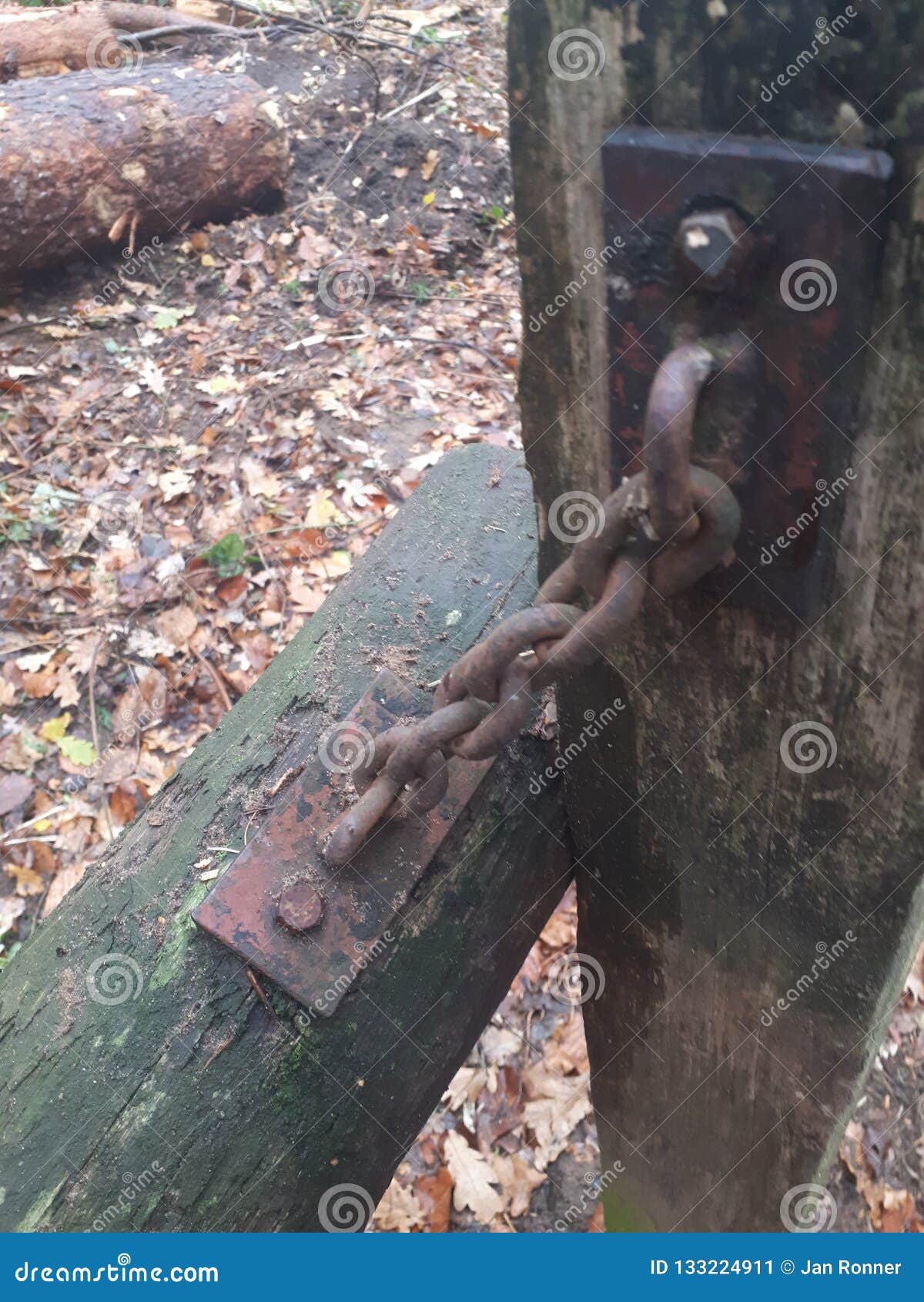 Rusty iron chain on pole stock image. Image of autumn - 133224911