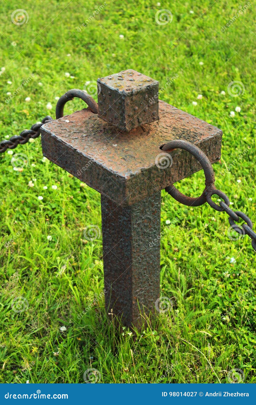 Rusty Metal Fence Post Chain Green Grass Background Stock Photos - Free ...