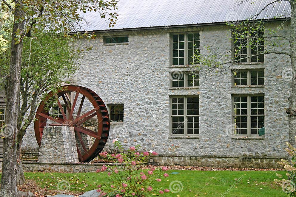 Rusty Millwheel foto de archivo. Imagen de rueda, gris - 101813662