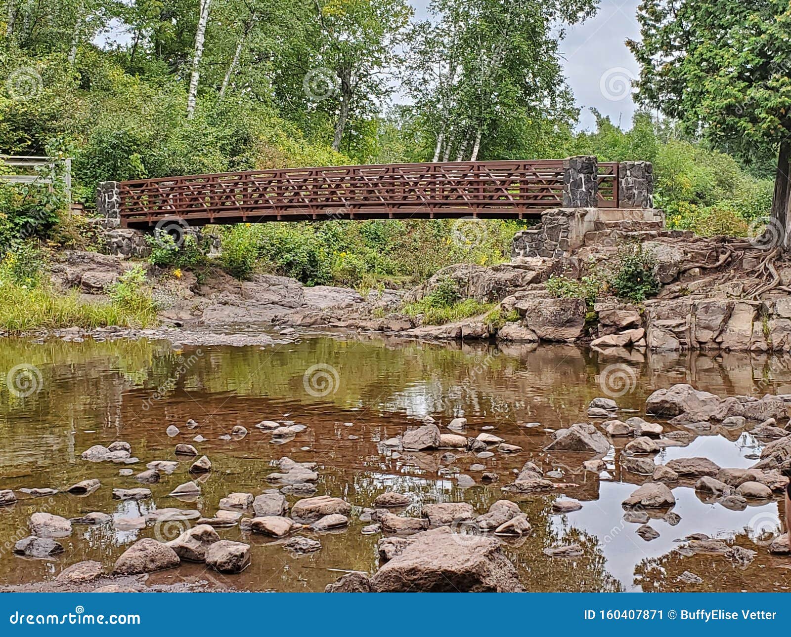 Rusty Old Bridge Over Water Stock Afbeelding - Image of nave, water ...
