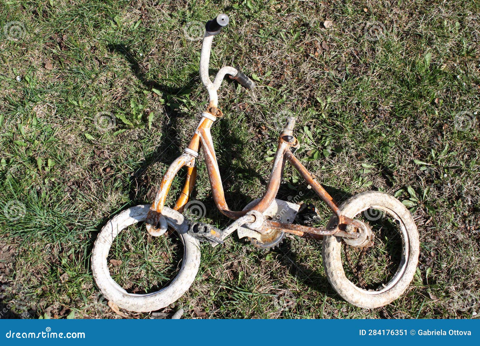 A Rusty Old Broken Children Bicycle Stock Image - Image of leaf ...
