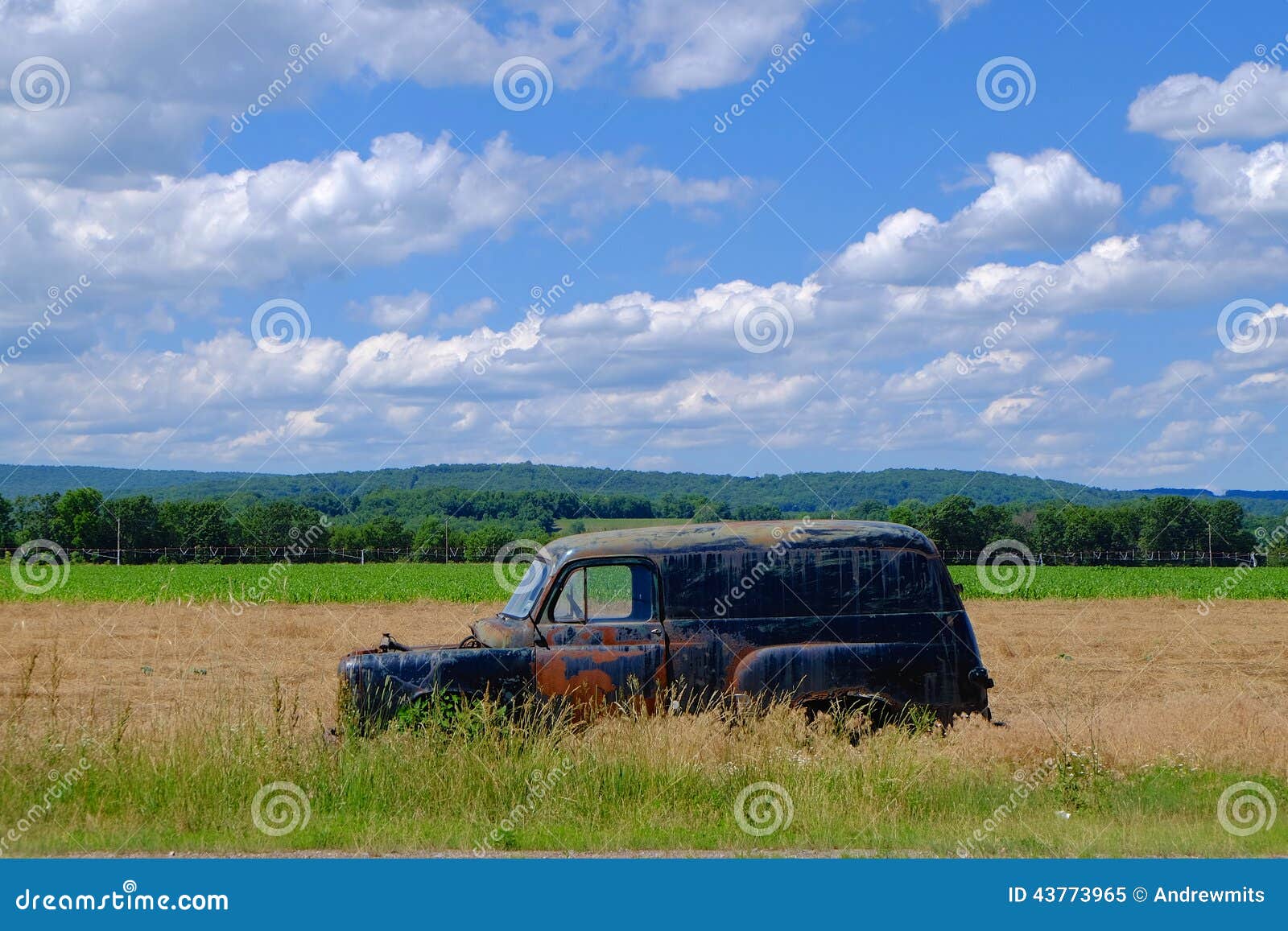 Rusty Old Car in Farm Field Stock Image - Image of classic, grass: 43773965