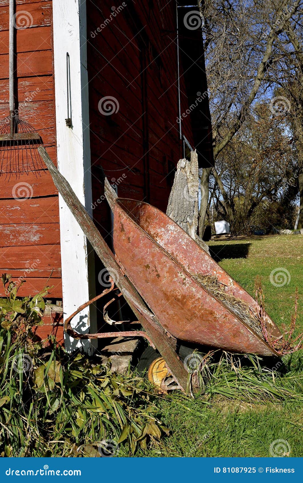 Rusty old red wheelbarrow stock image. Image of farm - 81087925