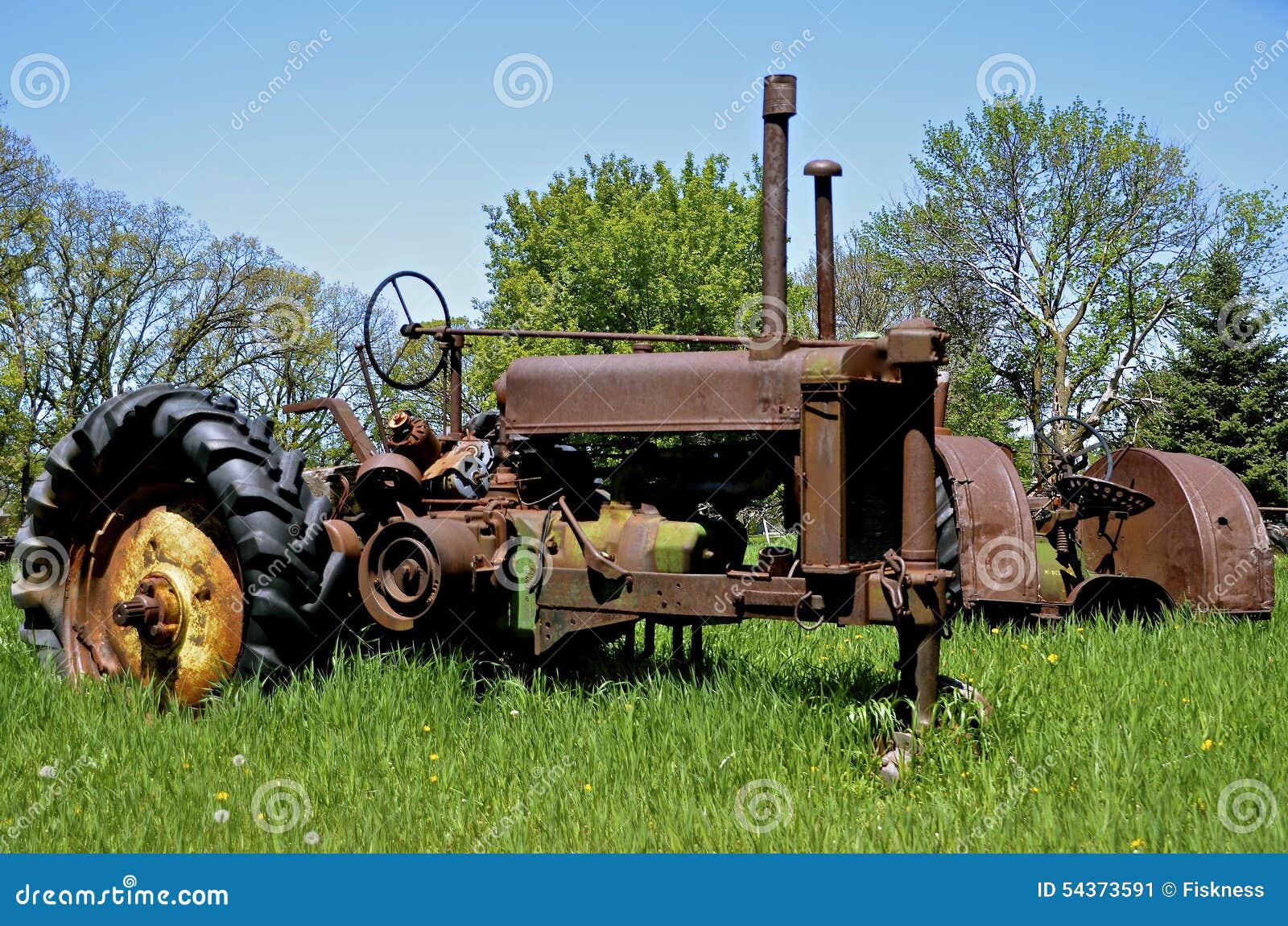 Rusty Old Tractor Missing Front Tires Stock Image - Image of machinery ...