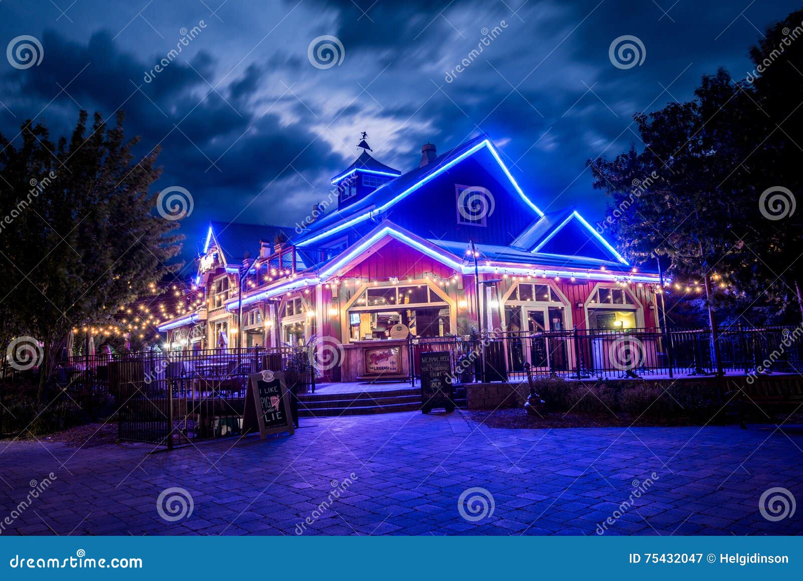 The Rusty restaurant editorial photography. Image of parking - 75432047