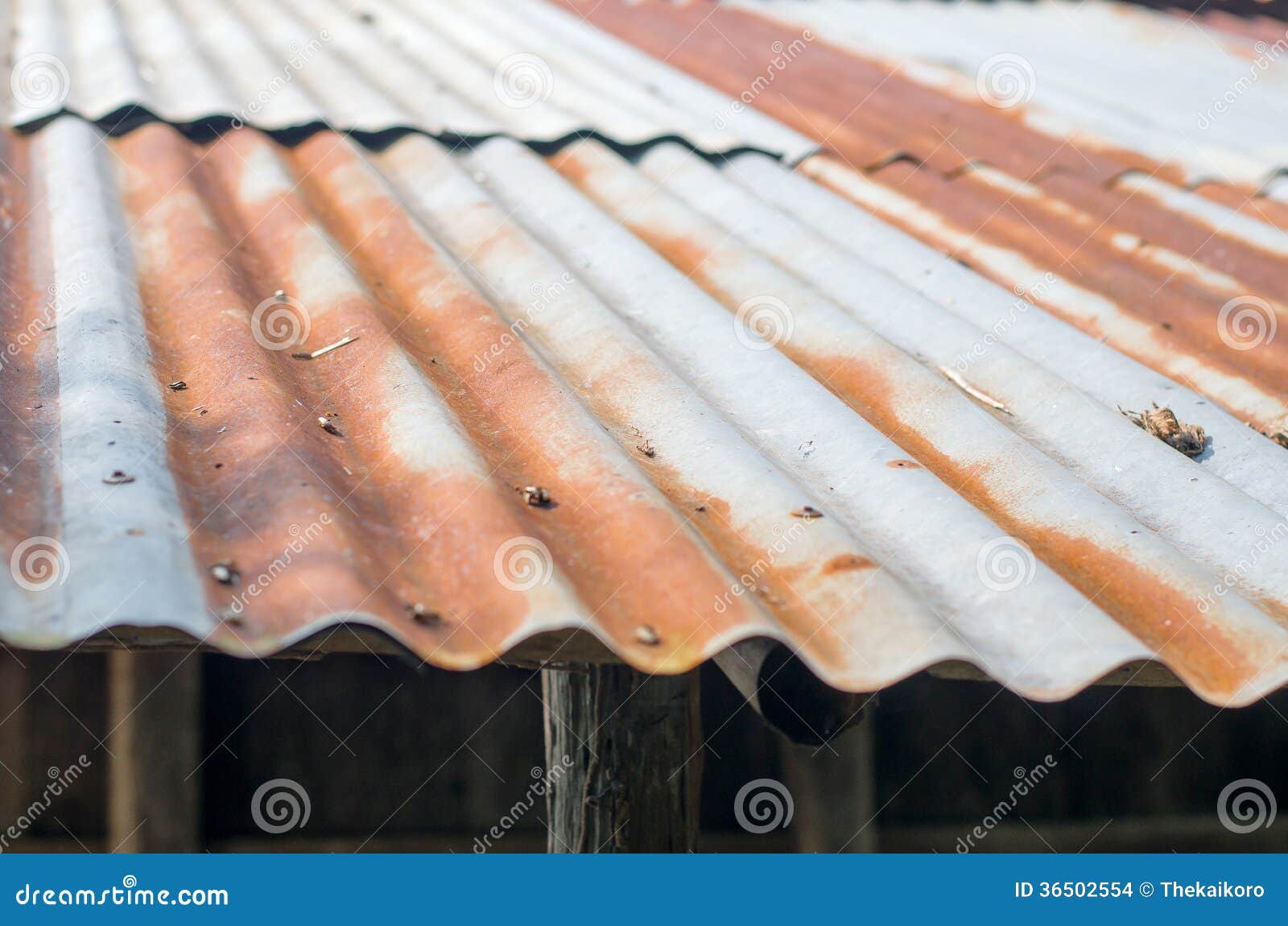 Rusty Roof stock foto. Image of samenvatting, aluminium - 36502554
