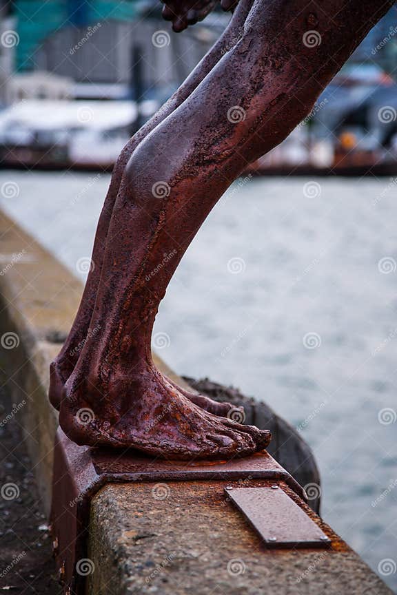 Rusty Statue Feet foto de stock. Imagem de borda, pessoa - 97090000