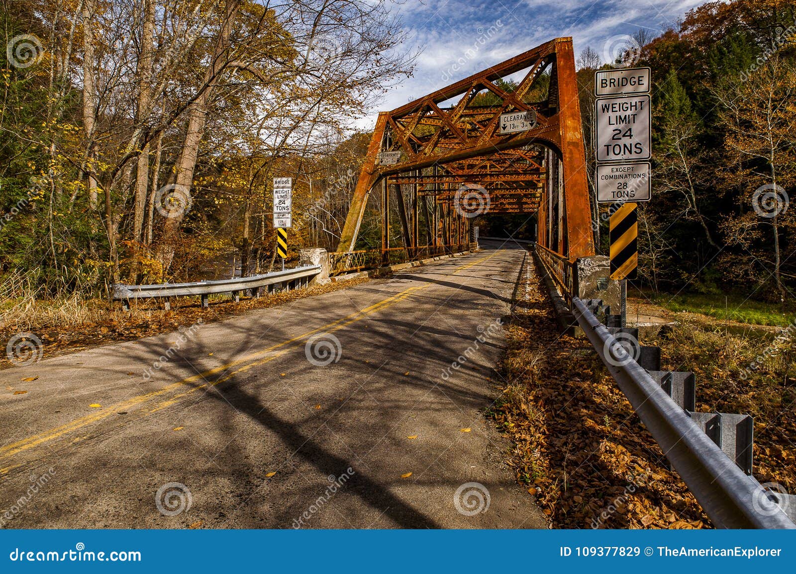 Rusty Truss Bridge Im Herbst - Lawrence County, Pennsylvania Stockbild ...