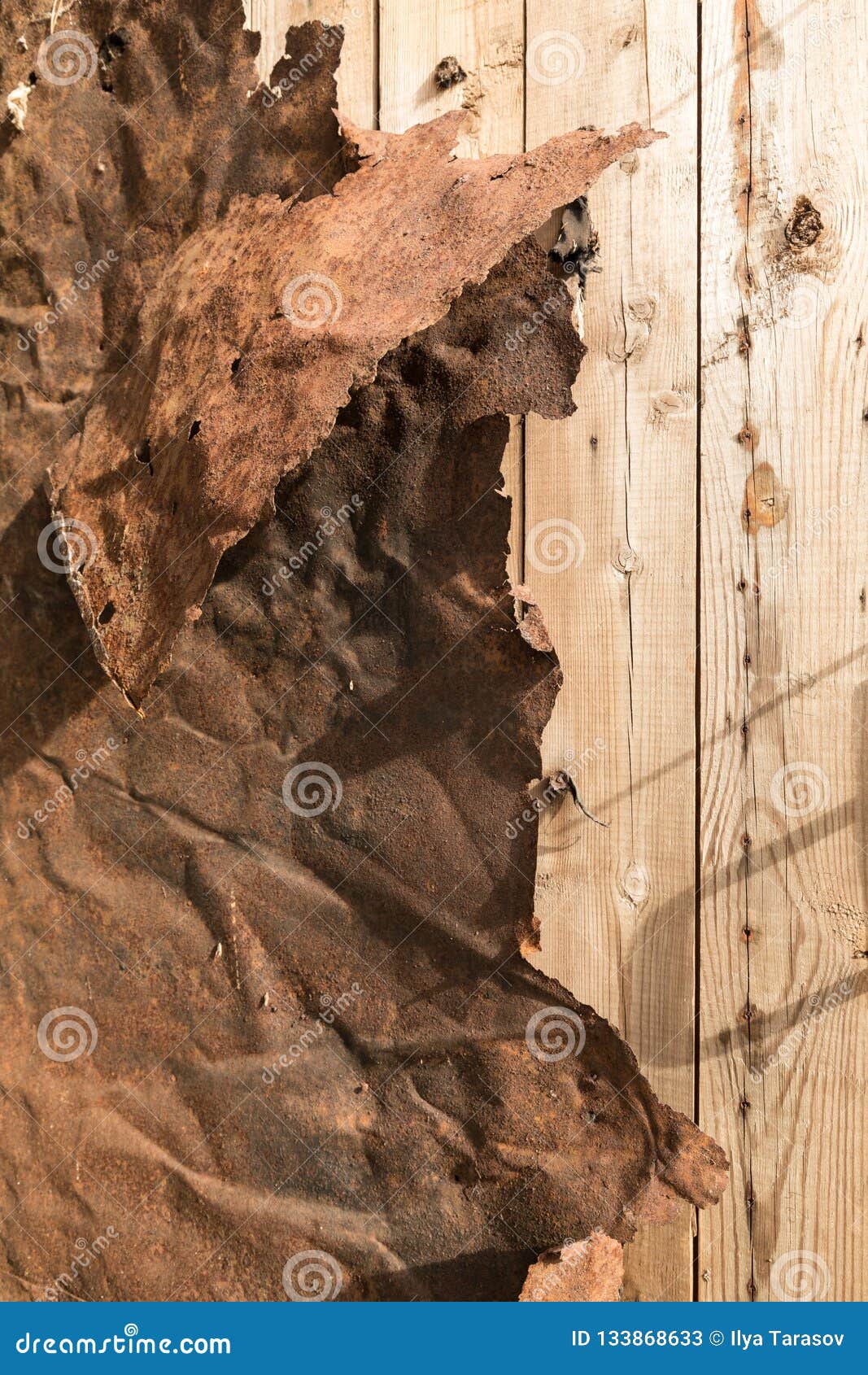 Rusty Twisted Sheet Metal Sur Le Mur En Bois De Planche Image stock ...