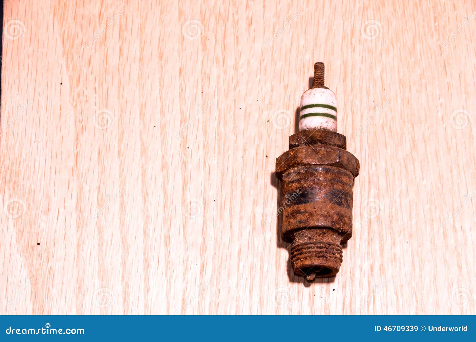 Rusty Vintage Worn Spark Plug Stockbild - Bild von funken, leistung ...